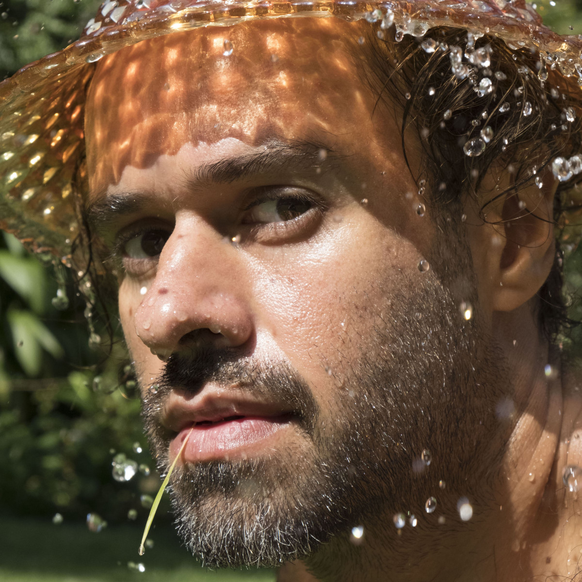 Marcelo Jeneci se reconecta com suas raízes em seu melhor disco até ...