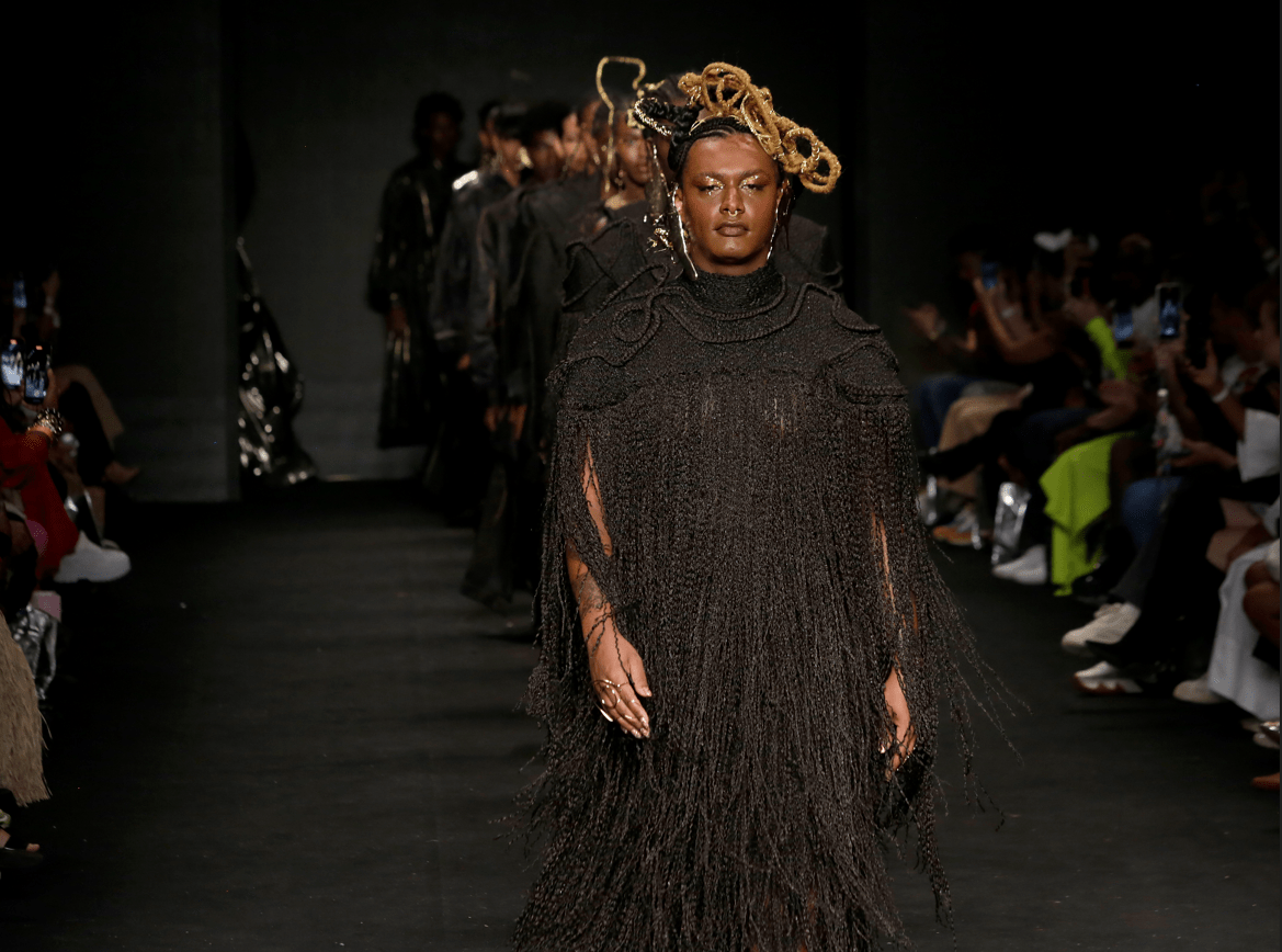 Liniker faz estreia na passarela em encerramento da temporada do SPFW ...