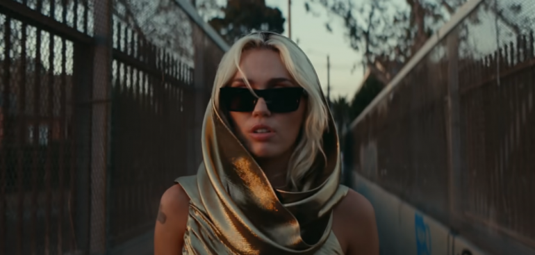 Miley Cyrus abraça o amor próprio no single "Flowers" - Revista O Grito ...