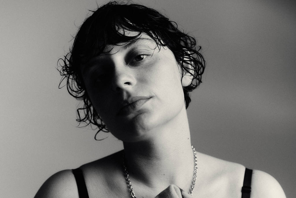 Ana Frango Elétrico explora todos os lados de uma paixão em Me Chama de ...